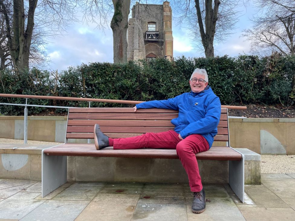 North Walsham's new benches meant to be wonky says council - BBC News