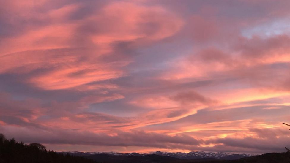 'UFO flying saucer clouds' and red skies over Scotland - BBC News