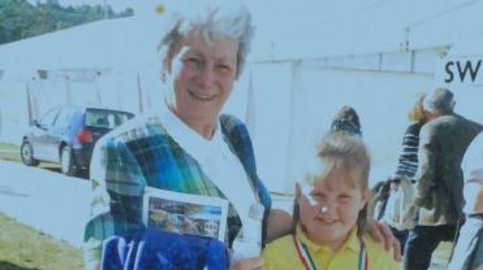 Y Gymraes Jessica Robinson yn rownd derfynol Canwr y Byd - BBC Cymru Fyw