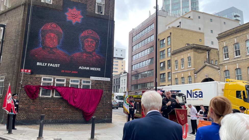 Whitechapel: Mural unveiled in honour of fallen firefighter duo - BBC News