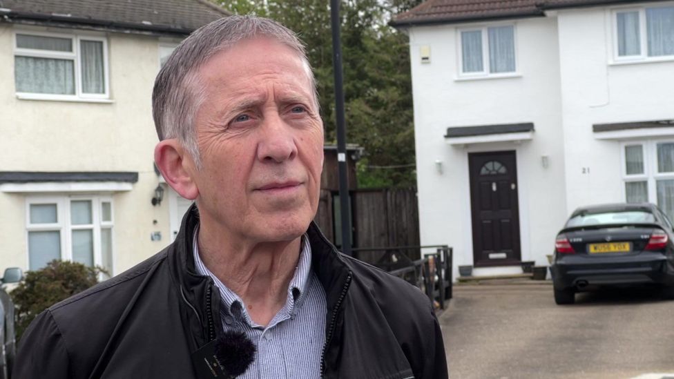 Slough residents 'horrified' after Tetra mast installed - BBC News