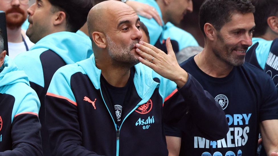 Thousands turn Manchester blue for Cituy's victory parade - BBC News