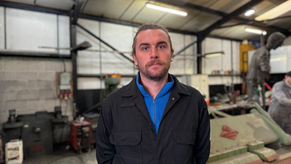 Lonsdale sculpture a tribute to Houghton Colliery mining history - BBC News