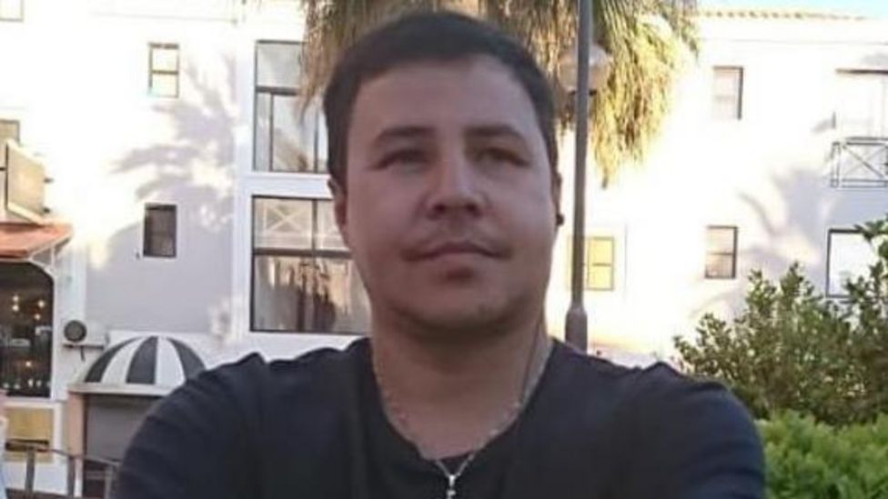 Streatham: Deliveroo driver killed in hit and run - BBC News