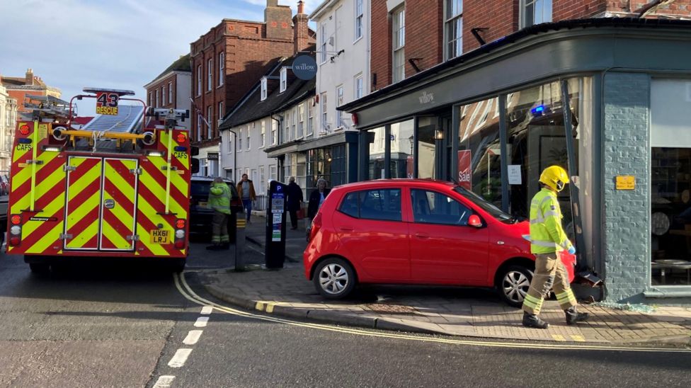 Lymington: Fire service called after car crashes into shop front - BBC News