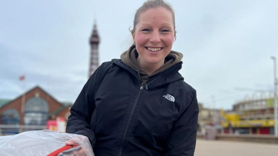 Blackpool beach clean collects 148kg of rubbish in just one hour - BBC News