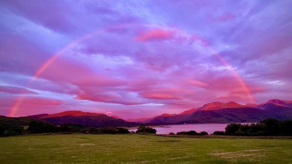 Drizzle at sunset results in spectacular 'pink rainbows' - BBC News
