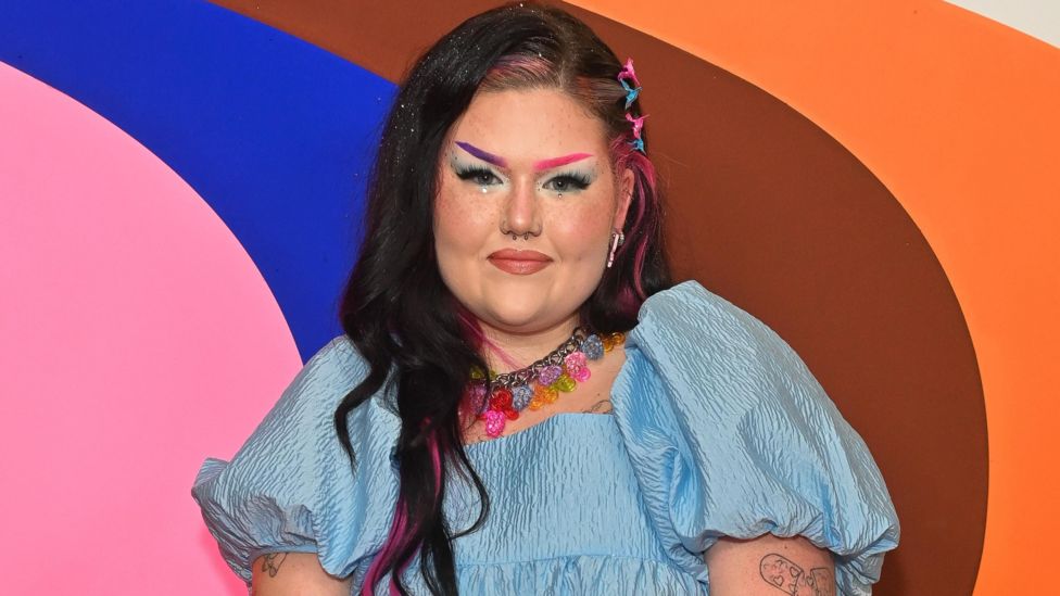 Tiktok singer Mae Stephens told 'I wouldn't make much of myself' - BBC News