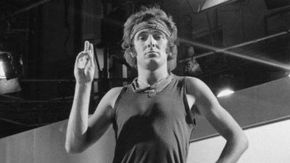 Caryl Parry Jones yn cofio yr 'arallfydol' Dewi Pws - BBC Cymru Fyw