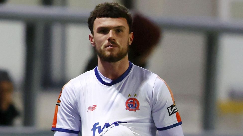 Walsall to sign AFC Fylde full-back Connor Barrett - BBC Sport