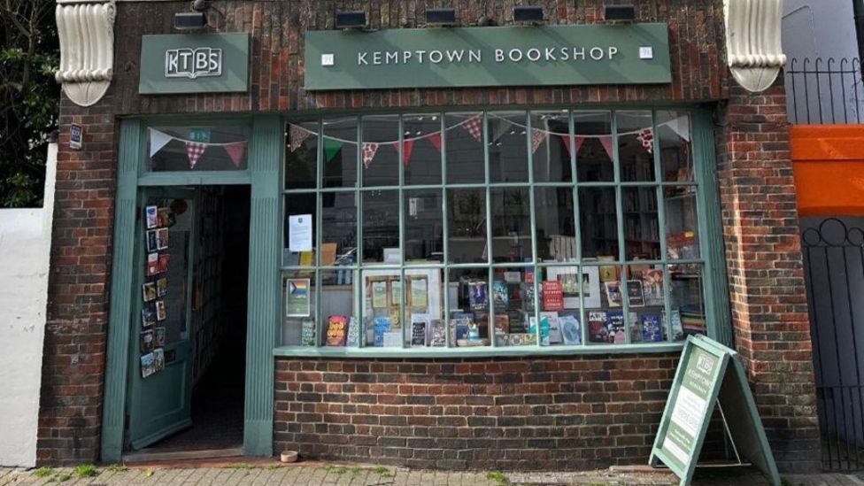 Brighton: Kemptown Bookshop opens at 5am for local writers - BBC News