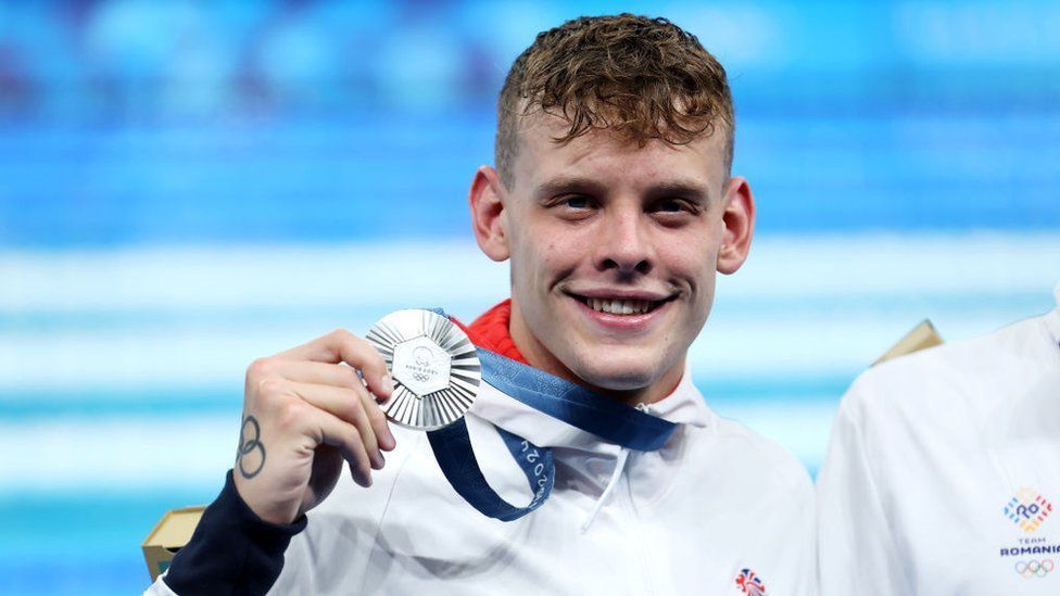 Gemau Olympaidd: Medal aur i'r rhwyfwr Harry Brightmore - BBC Cymru Fyw
