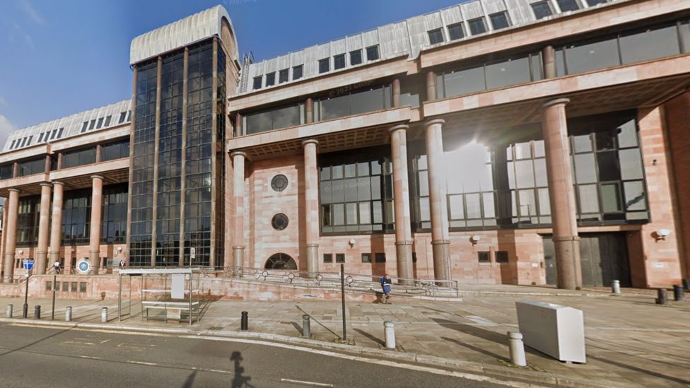 Cramlington crash driver admits causing deaths of two teens - BBC News