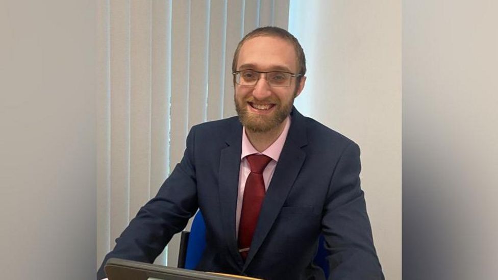 Teesside law students to help vulnerable people in family courts - BBC News