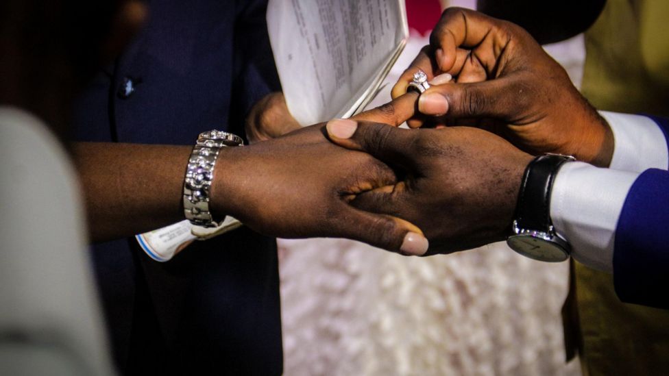 Spraying naira: Nigeria's wedding dilemma - BBC News
