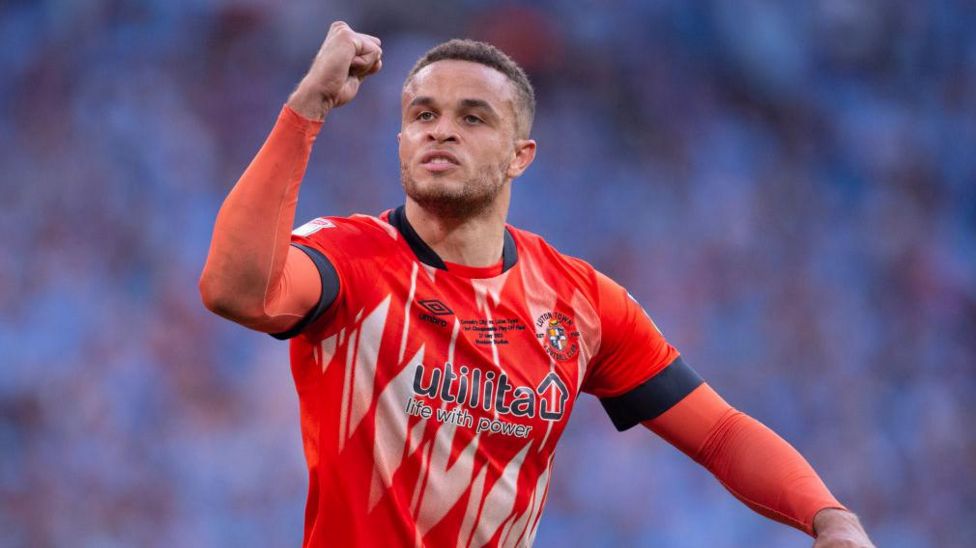 Carlton Morris signs new Luton Town contract - BBC Sport