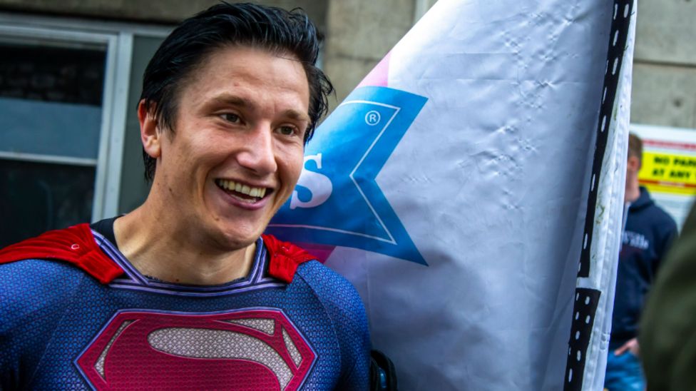 Father finishes 46th half-marathon dressed as Superman - BBC News