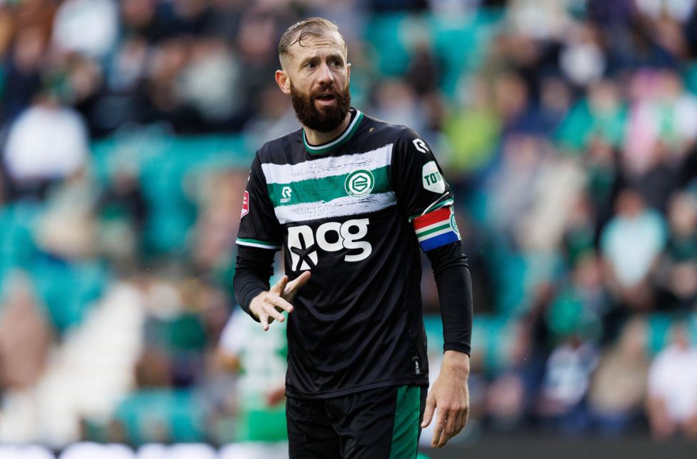 Van Veen move confirmed - BBC Sport