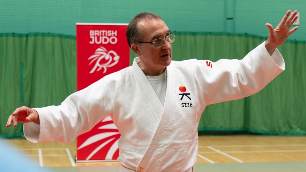 Judo lessons to help elderly people combat falls - BBC News