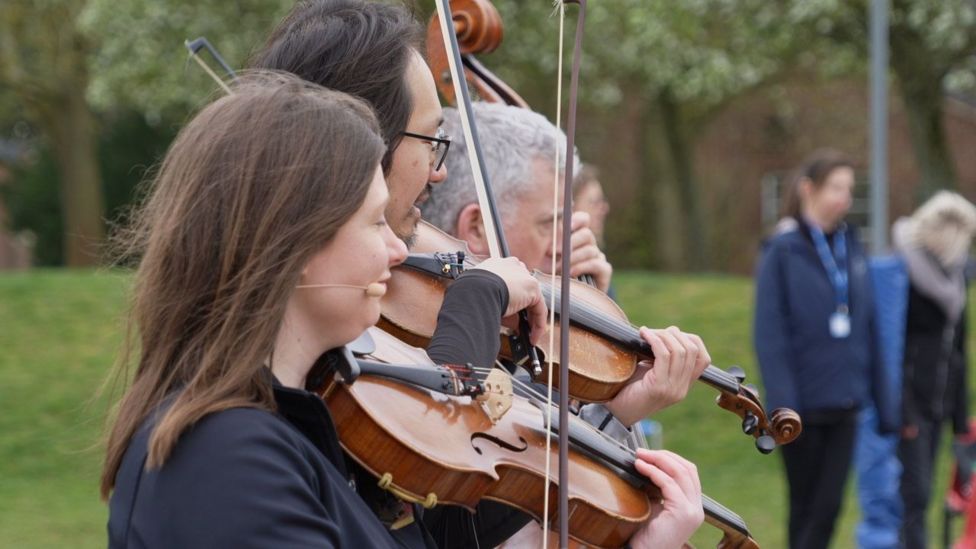 Aylsham schoolchildren get playground classical music lesson - BBC News