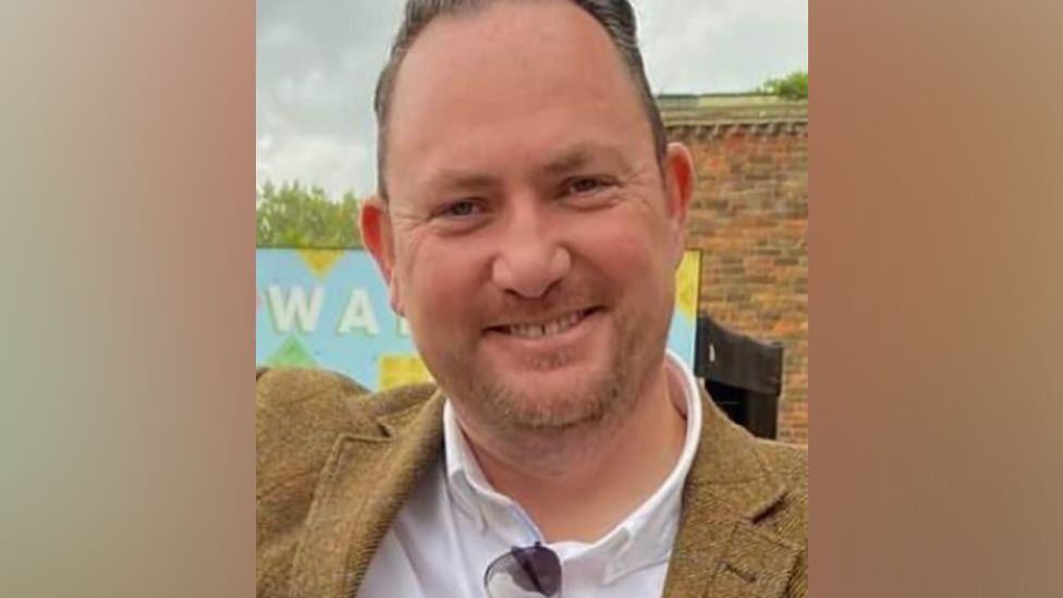 Tributes paid to 'selfless' man killed in Sutton Coldfield crash - BBC News