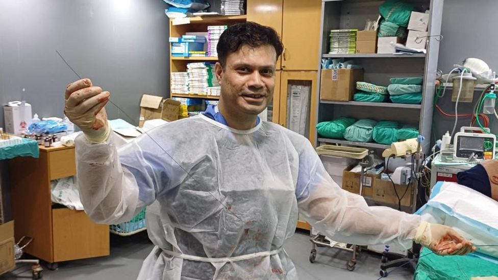 Gaza 'like an Armageddon' but Hull surgeon says he will go back - BBC News