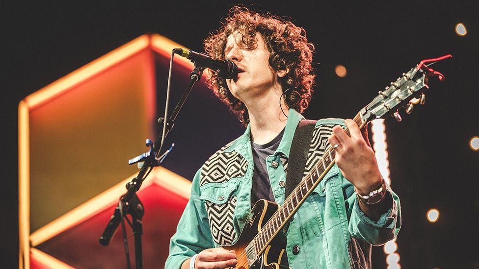 Iwan Huws Cowbois: 'Teimlo fel cerddor eto' - BBC Cymru Fyw