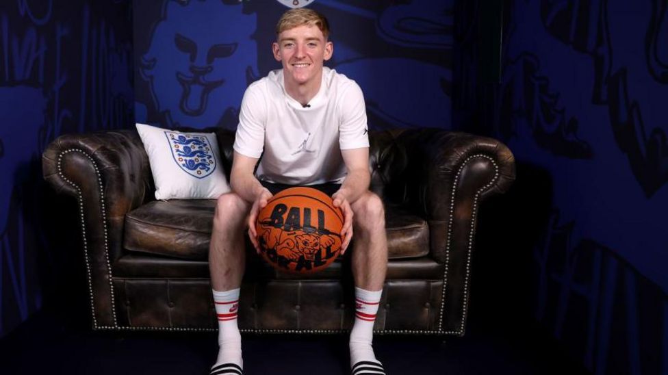 Anthony Gordon: England forward on chess, books, boxing and setting ...