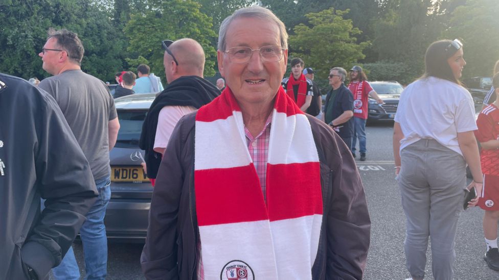 Crawley Town fans celebrate play-off win with team - BBC News