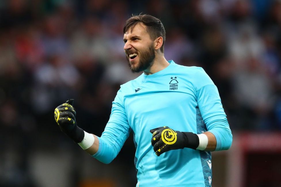 Goalkeeper Smith signs for Hibs - BBC Sport