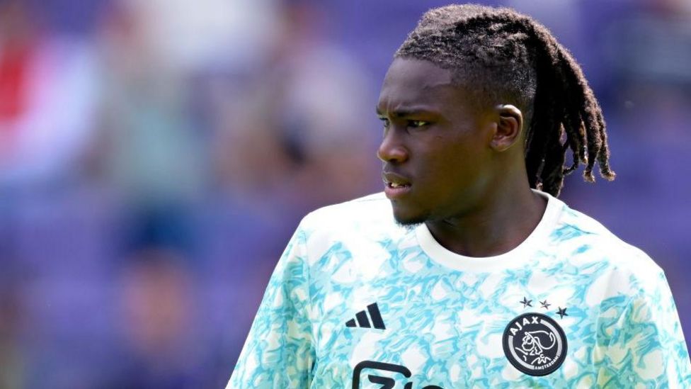 Fulham announce Calvin Bassey signing - BBC Sport