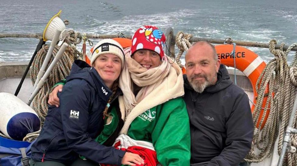 Nofio’r Sianel: ‘Profiad gorau ac anoddaf fy mywyd’ - BBC Cymru Fyw