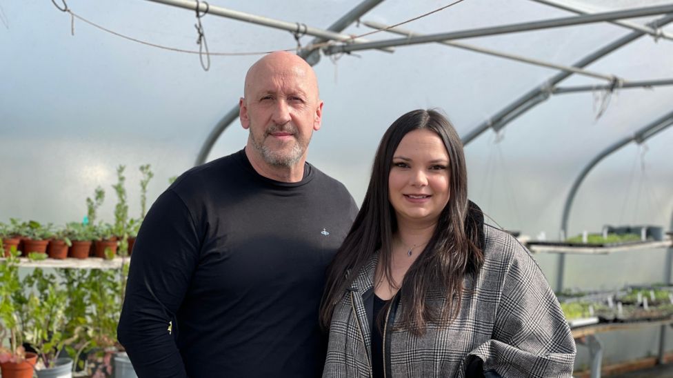 The Holt Heath farm giving young people a second chance - BBC News