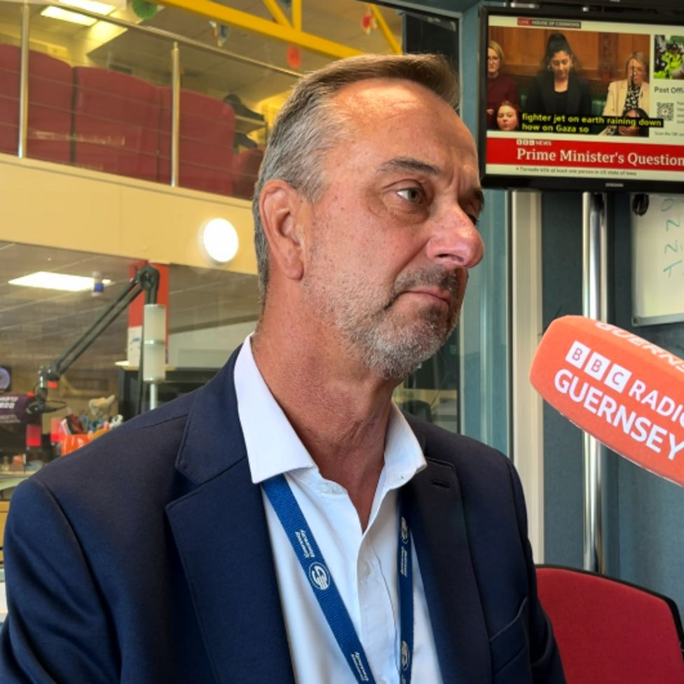 Guernsey Electricity: Cable upgrading 'needs to be 75% faster' - BBC News