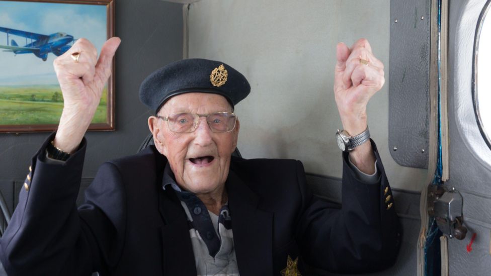 Chingford: RAF veteran, 102, takes 'flight down memory lane' - BBC News