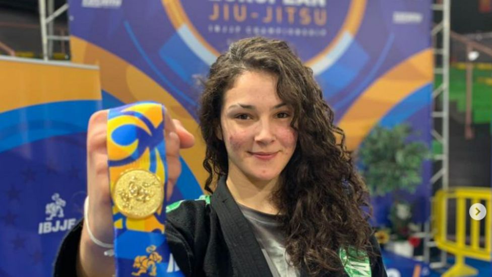 The Jiu-jitsu champion who left home to pursue her dream - BBC News