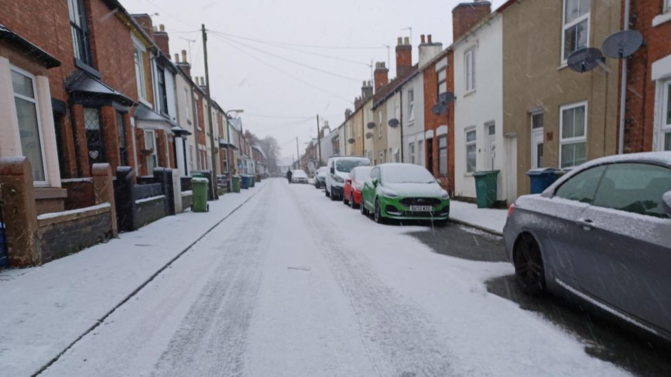 Snow and ice disruption in Staffordshire and Cheshire - BBC News
