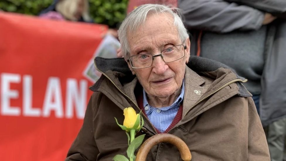 Bernard Phelan: Family hopes for Iran captive's release - BBC News