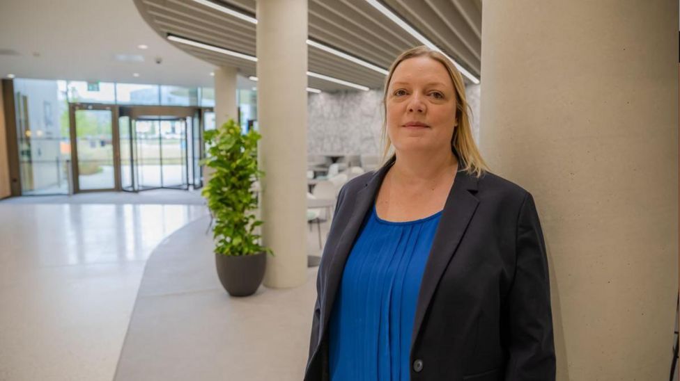 Cambridge professor says government must invest in science - BBC News