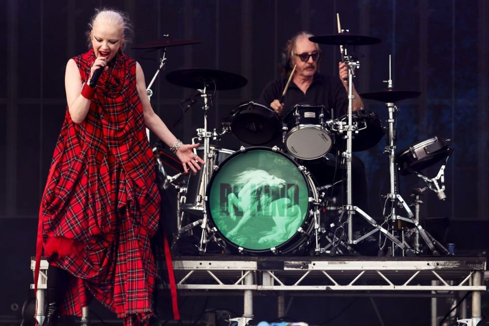 'Who is this man?' Garbage bemused after TRNSMT stage invasion - BBC News