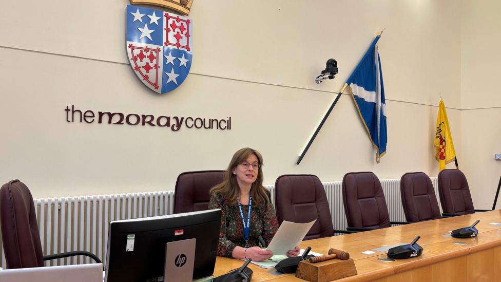 Moray Council agrees council tax freeze - BBC News