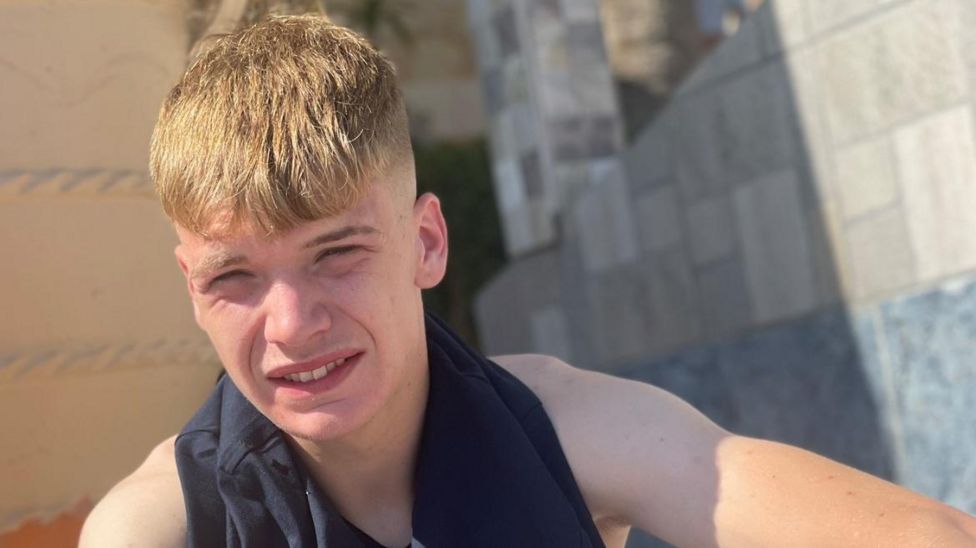 Family tribute to 20-year-old after fatal crash - BBC News