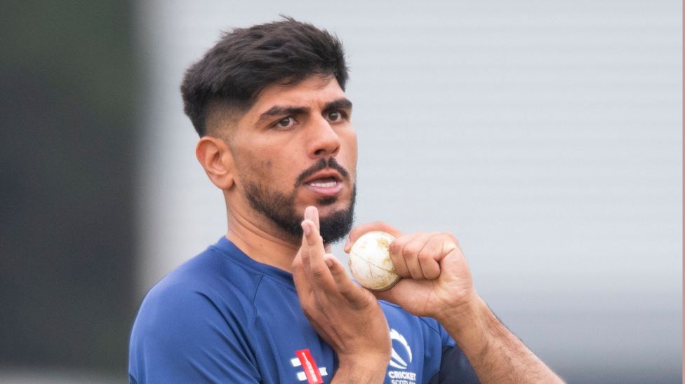 Bowler in legal threat over Cricket Scotland racism allegation - BBC News