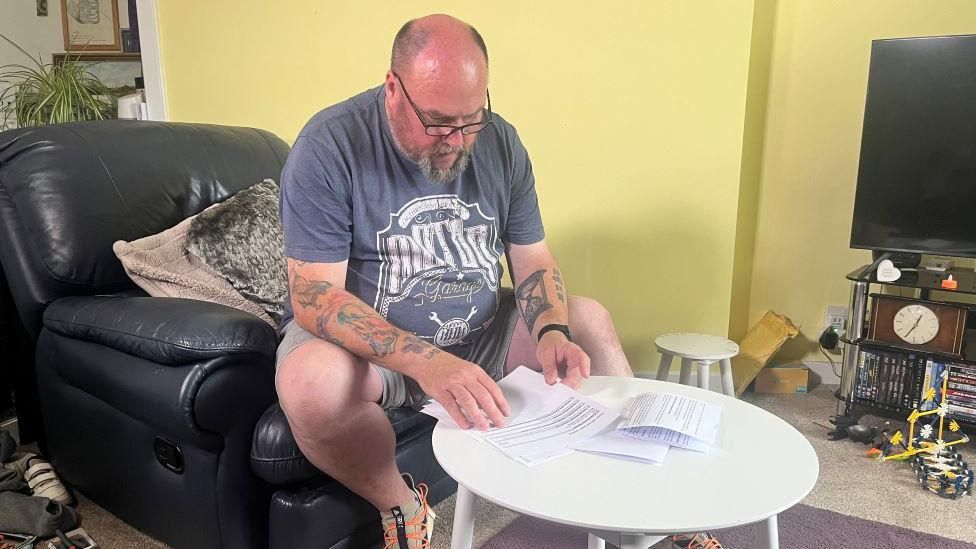 Calls to scrap 'five-week-wait' for Universal Credit - BBC News