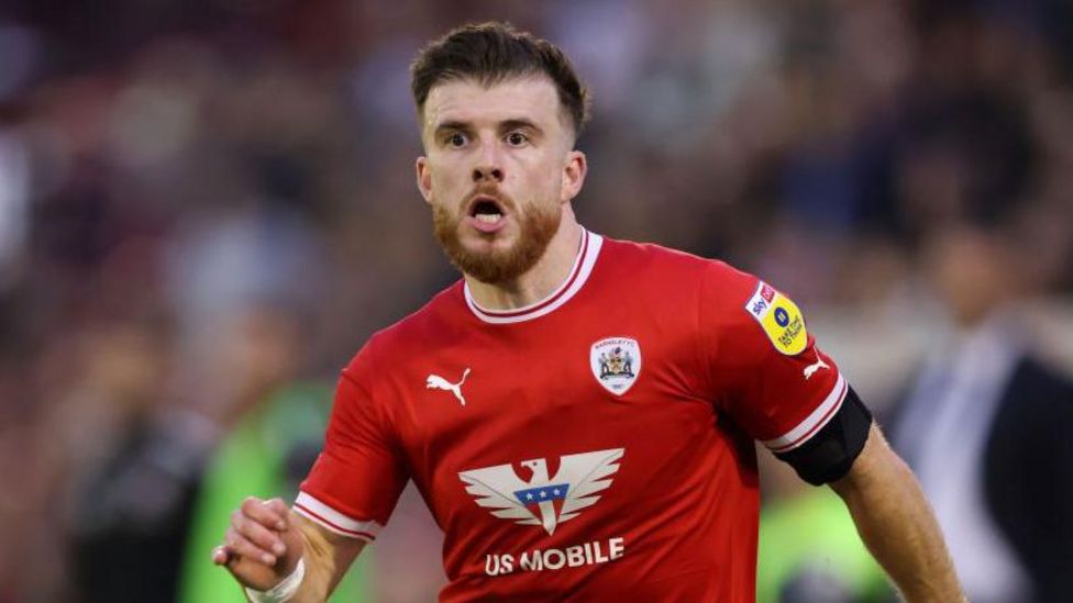 Nicky Cadden: Hibs sign free agent winger on three-year deal - BBC Sport