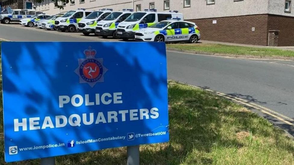 Police starting pay rises to £32k to boost recruitment numbers - BBC News