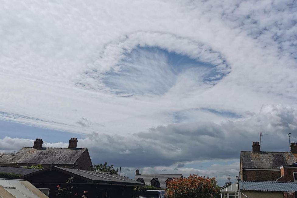 Fallstreak hole: Rare cloud formation pictured in the East - BBC News