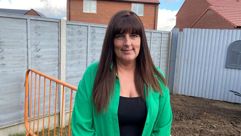 Boston: 'Rottweiler' homeowner hits back at new-build snags - BBC News