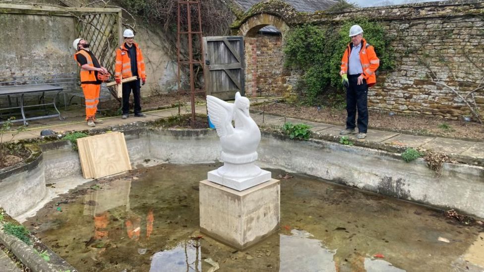 Swan sculpture installed at Lamport Hall - BBC News