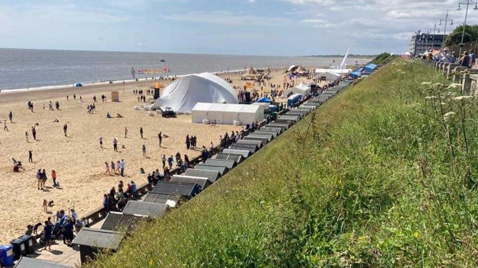 Lowestoft: Volunteers sought for third First Light Festival - BBC News